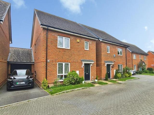 Marlow Place, Spencers Wood, Reading. 4 bed detached house to rent £2,400 pcm £554 pw