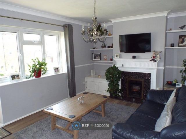 Marlowe Gardens, Romford RM3, 2 bed flat to rent, £1,475 pcm | PrimeLocation
