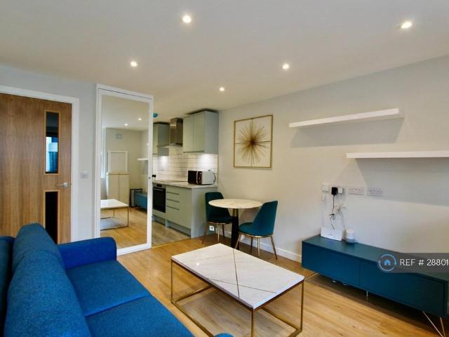 Marlyn Lodge, London, E1 Studio to rent £2,100 pcm £485 pw