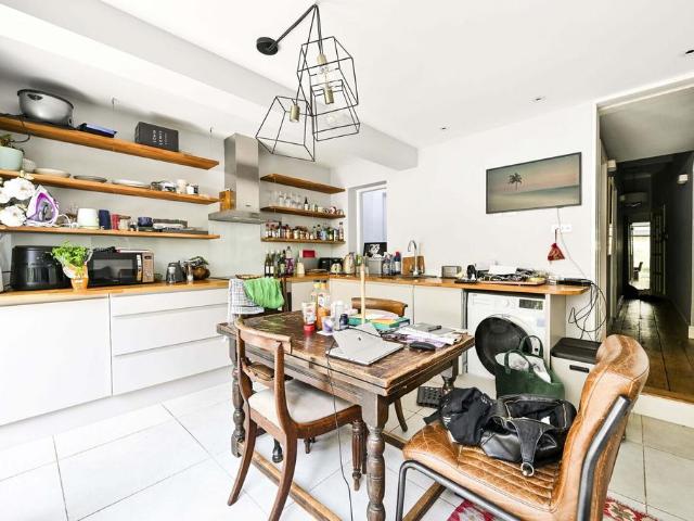 Marney Road, Clapham Common North. 2 bed flat to rent £2,750 pcm £635 pw