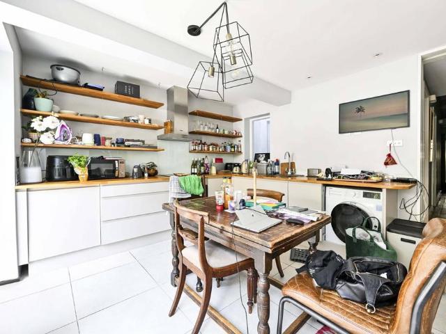 Marney Road, Clapham Common North. 2 bed flat to rent £2,750 pcm £635 pw