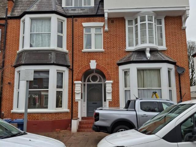 Marriott Road, Barnet EN5 Studio to rent £1,125 pcm £260 pw