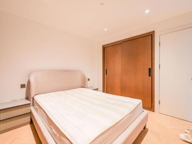 Marsh Wall, Canary Wharf, London, E14 Studio to rent £2,800 pcm £646 pw