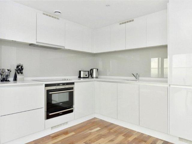 Marsh Wall, London E14 3 bed flat to rent £5,400 pcm £1,246 pw