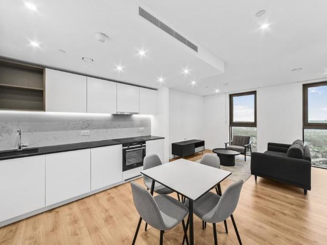 Marsh Wall London E14 1 bed apartment to rent £2,903 pcm £670 pw