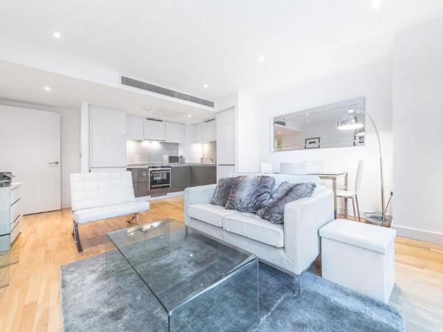 Marsh Wall, London E14 1 bed flat to rent £2,350 pcm £542 pw