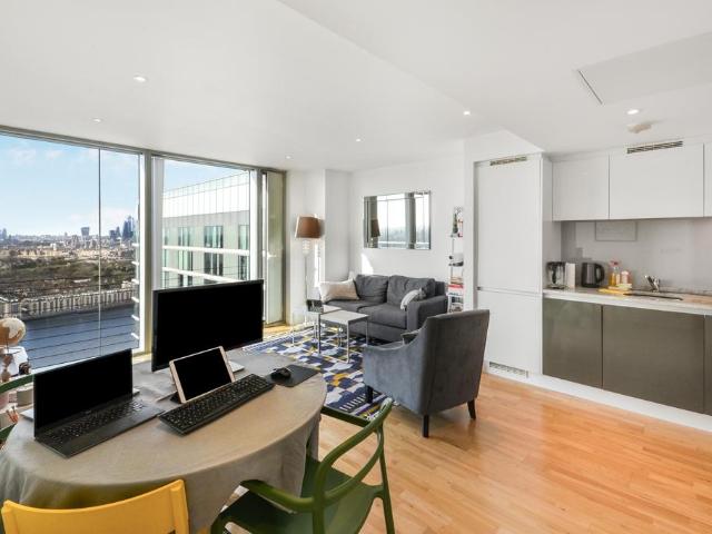 Marsh Wall London E14 1 bed flat to rent £2,513 pcm £580 pw