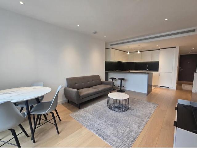 Marsh Wall, London E14 1 bed flat to rent £2,699 pcm £623 pw