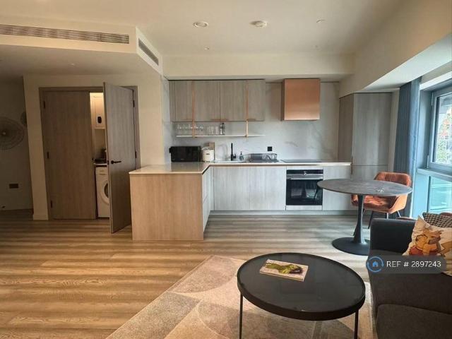 Marsh Wall, London, E14 1 bed flat to rent £2,700 pcm £623 pw
