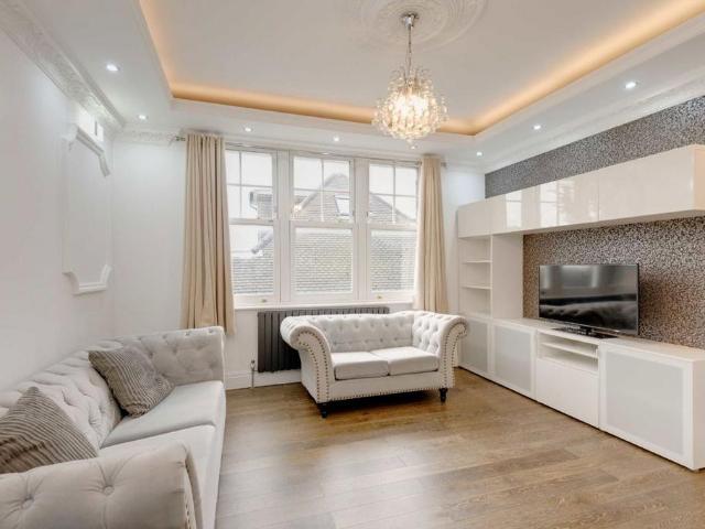 Marsh Lane, London NW7 3 bed flat to rent £2,600 pcm £600 pw