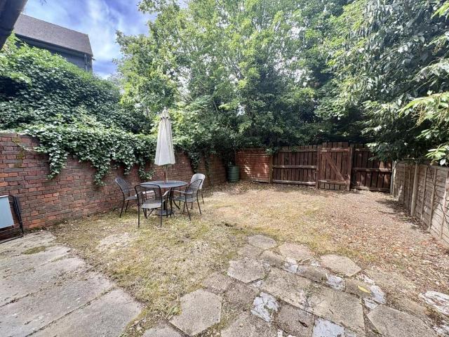 Marshall Drive, Hayes, Middlesex, UB4. 1 bed maisonette to rent £1,475 pcm £340 pw