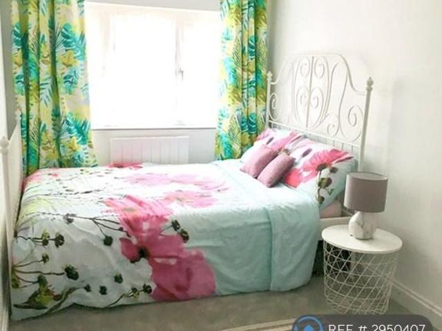 Marshalls Close, London, N11 Studio to rent £1,175 pcm £271 pw