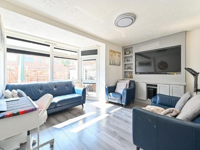 Marshfield Street, E14, Isle Of Dogs. 2 bed maisonette to rent £2,200 pcm £508 pw