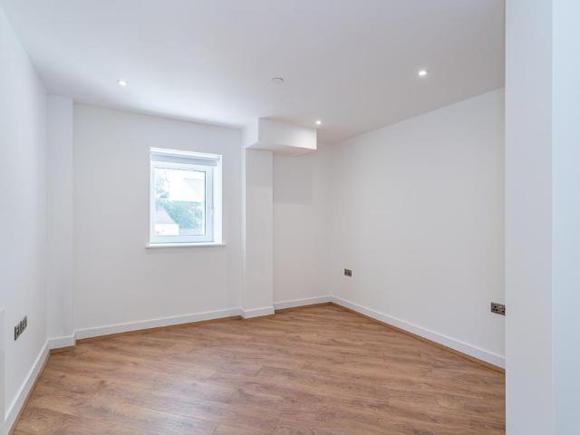 Mast Quay London SE18 1 bed flat to rent £1,950 pcm £450 pw