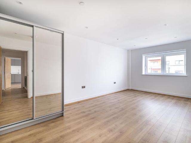 Mast Quay London SE18 2 bed flat to rent £1,950 pcm £450 pw