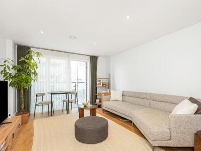 Mast Quay, London, 2 Bedroom Flat