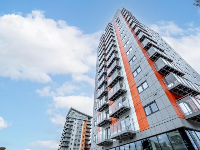 Mast Quay, Woolwich, London SE18 2 bed flat to rent £2,200 pcm £508 pw