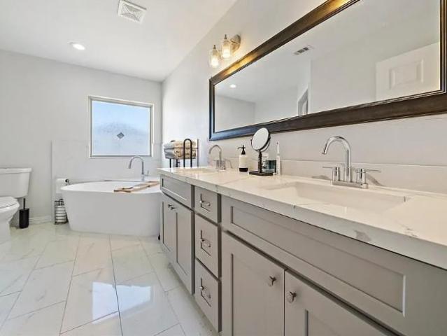 Master Bedroom with Private Bathroom! Month_to_Mo
