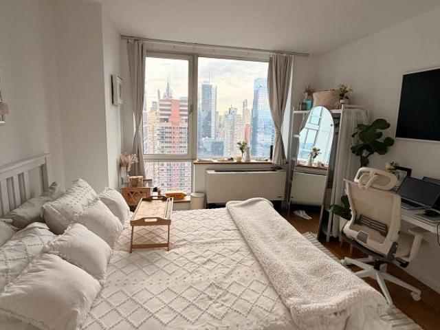 Master Bedroom with Private En Suite Bathroom
