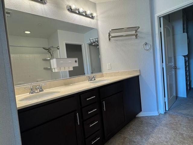 Master Bedroom with Walk In closet! Weeks rent