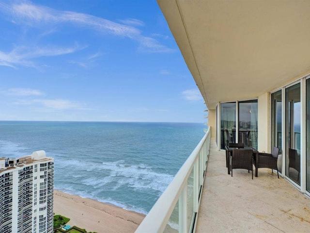 Master bedroom available Oceanfront