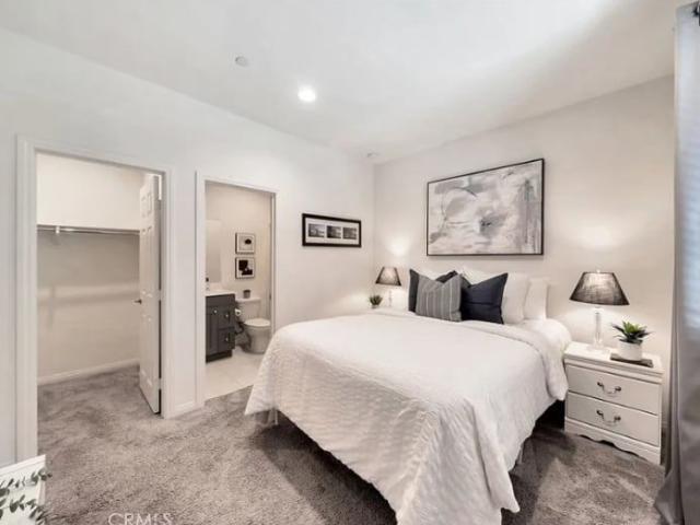 Master Bedroom On Separate Floor Tustin/Santa Ana