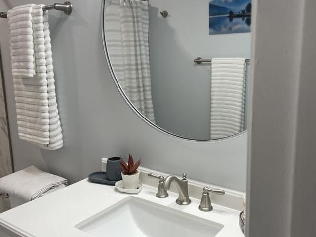 Master Bedroom / Private bath and walk in closet