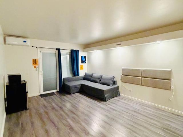 MASTER BEDROOM PRIVATE Entrance! Full Privacy