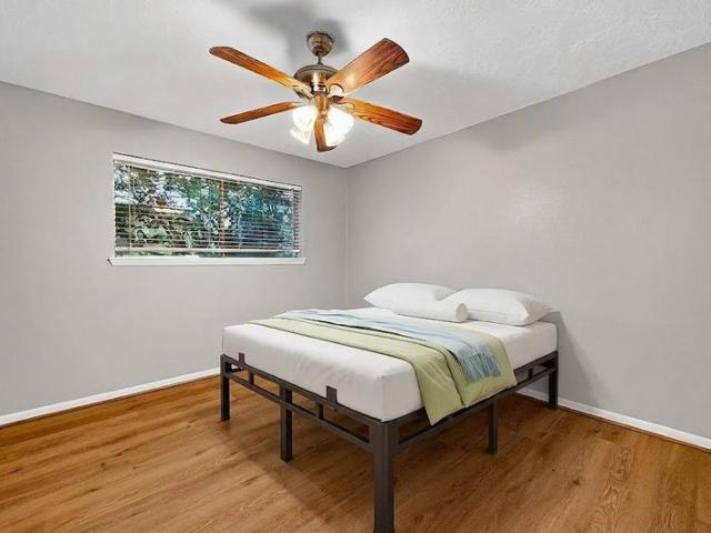 Master Bedroom & Single Rooms for Rent