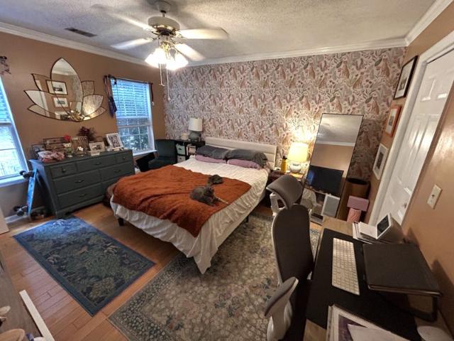 Master Suite w/private bath in house
