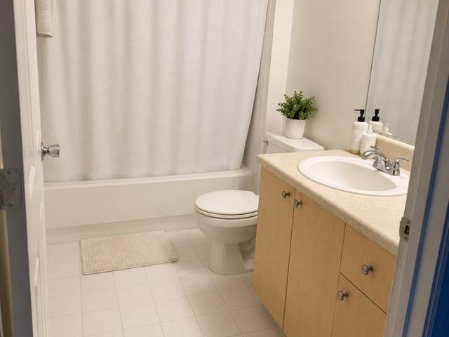 Master room/private bathroom & walk in closet