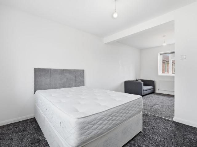 Masters Close, Luton LU1, Room to rent, £650 pcm | PrimeLocation