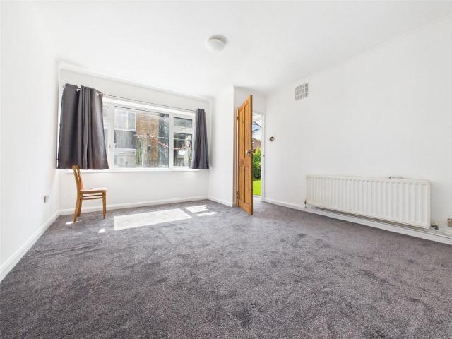 Masefield Lane, Middlesex UB4 Studio to rent £1,050 pcm £242 pw