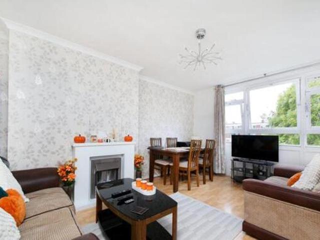 Maskelyne Close, Battersea, 3 Bedroom Flat