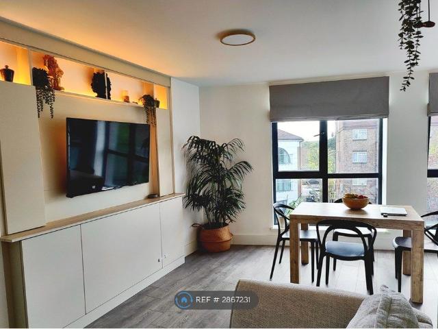 Masons Hill, Bromley BR2, 2 bed flat to rent, £2,000 pcm | PrimeLocation