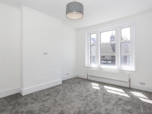 Masons Hill Bromley BR2 3 bed flat to rent £1,900 pcm £438 pw
