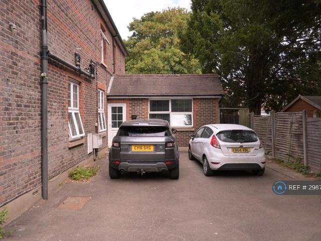 Massetts Road, Horley, RH6 2 bed flat to rent £1,650 pcm £381 pw