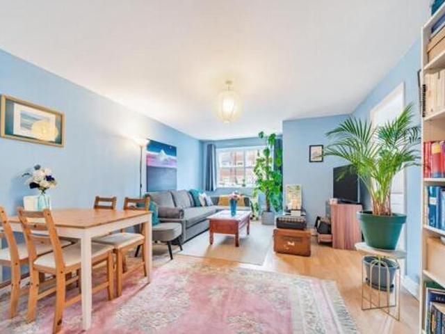 Massingberd Way, Tooting, 2 Bedroom Flat