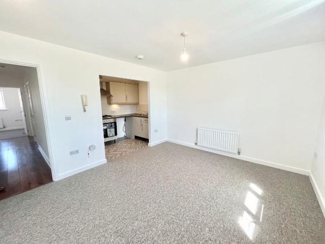 Massingham Park, Taunton TA2, 2 bed flat to rent, £1,100 pcm | PrimeLocation