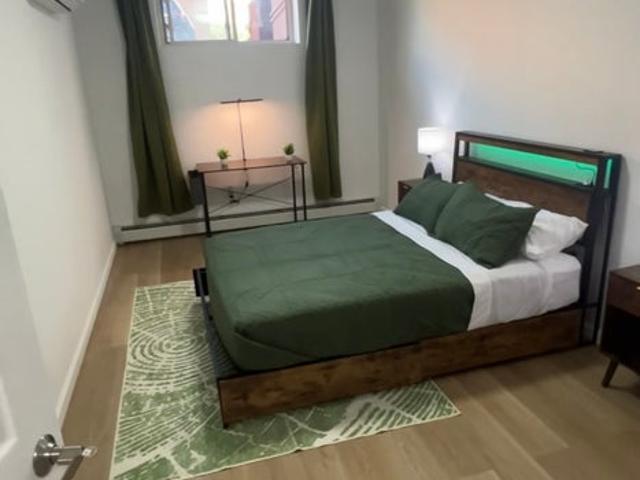 Massive King Sized and Furnished Room in Woodside