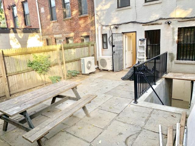 MASSIVE 3 Floor House! 3 Bath Laundry Private Yard