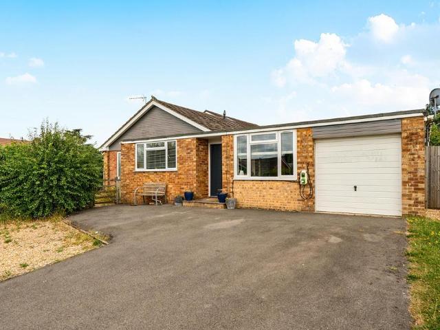 Matthews Way, Oakley, Basingstoke 4 bed bungalow to rent £2,400 pcm £554 pw