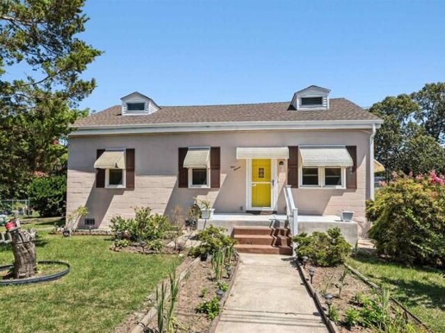 Matthews Ave, Villas, Home For Sale