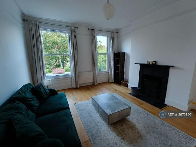 Mattock Lane, London, W5 2 bed flat to rent £2,300 pcm £531 pw