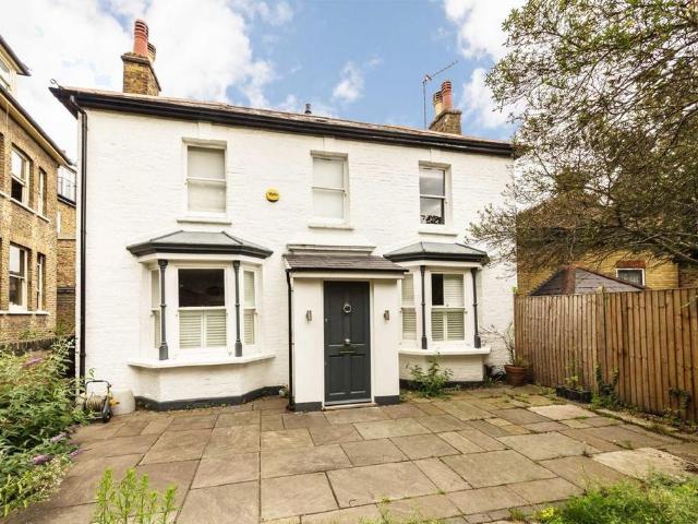Mattock Lane, London W13 3 bed detached house to rent £3,500 pcm £808 pw