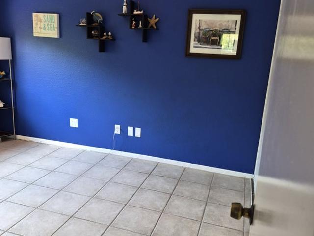 Mature roommate for room to rent Oceanside East