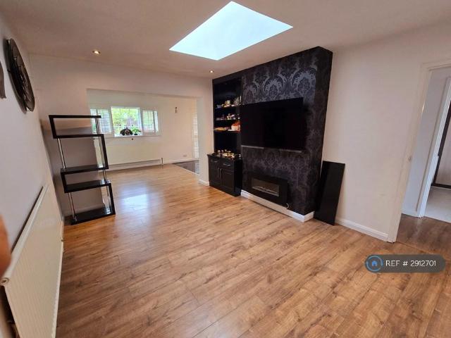 Matlock Crescent, Luton, LU4 4 bed bungalow to rent £2,199 pcm £507 pw
