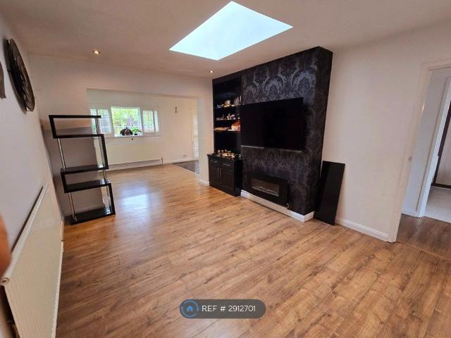 Matlock Crescent, Luton LU4, 4 bed bungalow to rent, £2,100 pcm | PrimeLocation