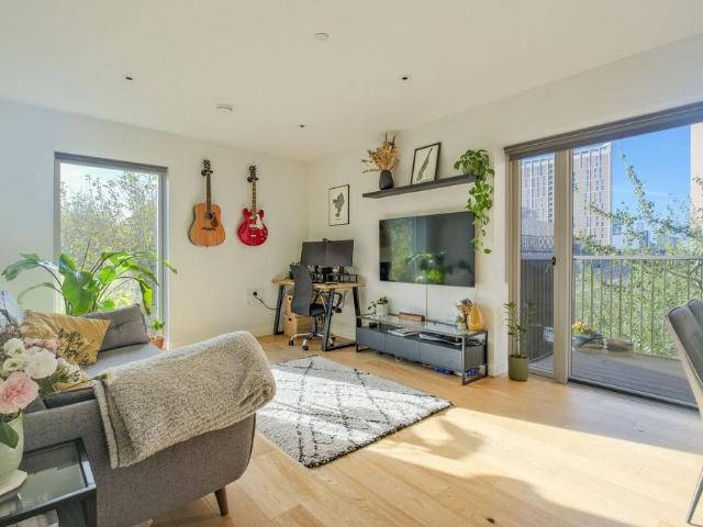 Maud Street, E16, Royal Docks. 1 bed flat to rent £2,400 pcm £554 pw