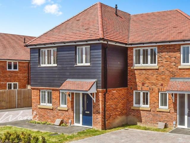 Maude Close New Romney TN28 3 bed semi detached house to rent £1,675 pcm £387 pw